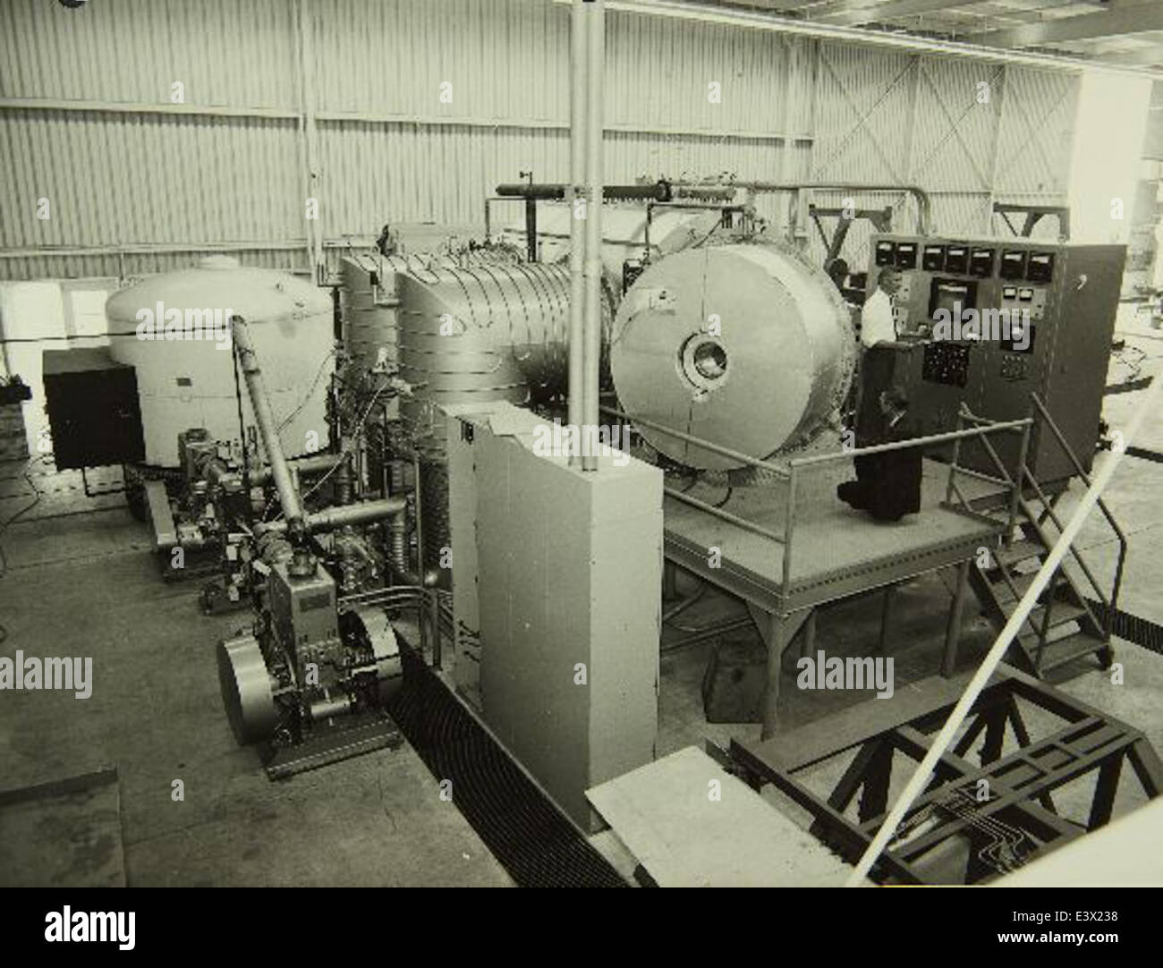 The vacuum test chamber at the Consolidated/Convair Aircraft Factory in ...