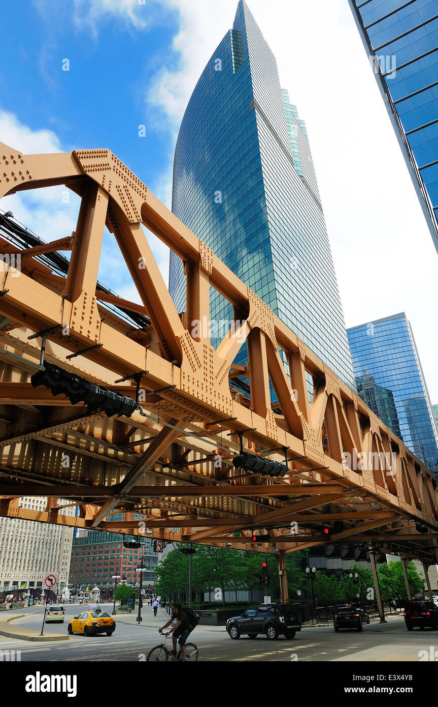 Chicago "L" train bridge crossing Wacker Drive Stock Photo - Alamy