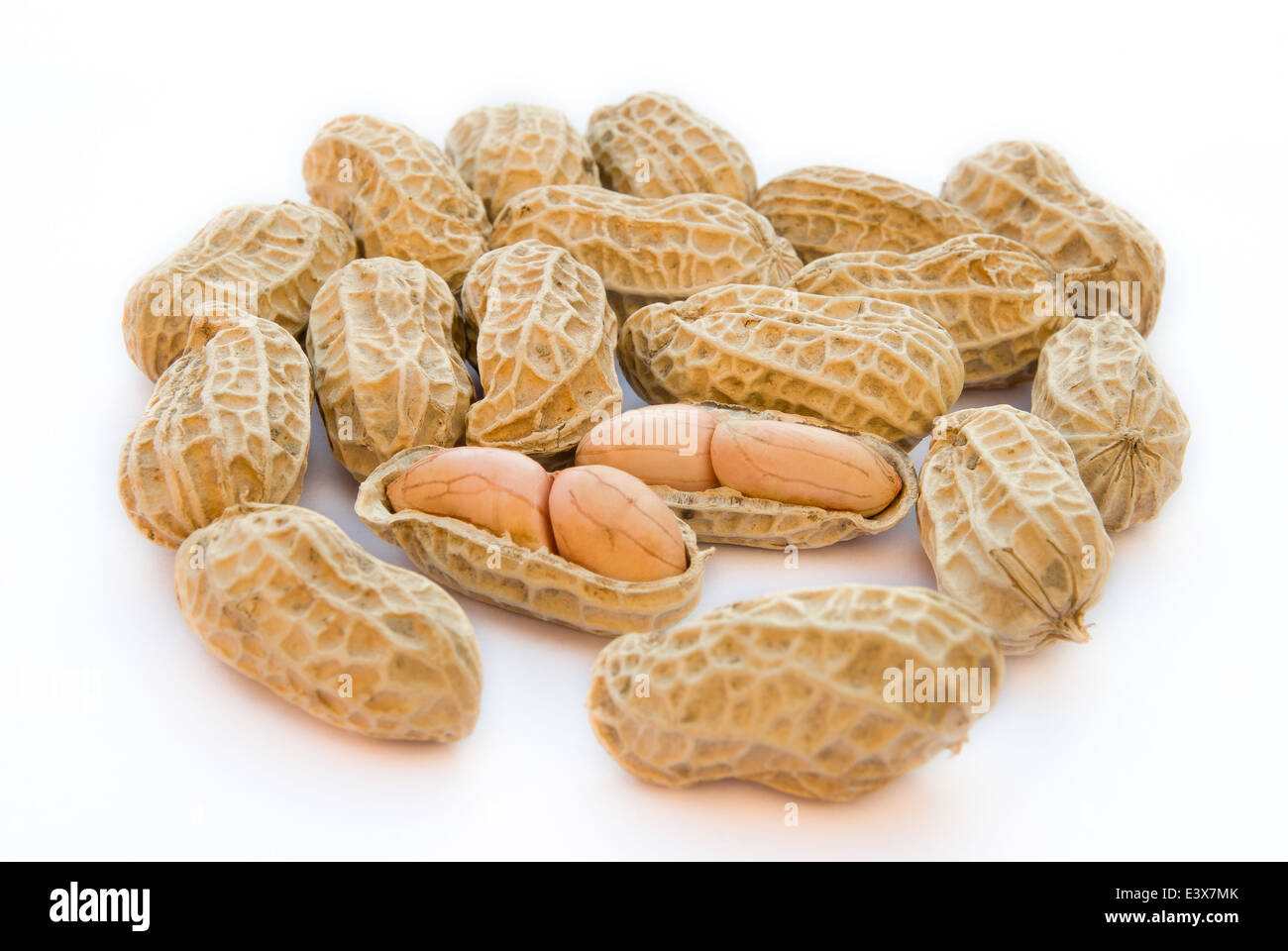 a heap of raw peanuts Stock Photo - Alamy