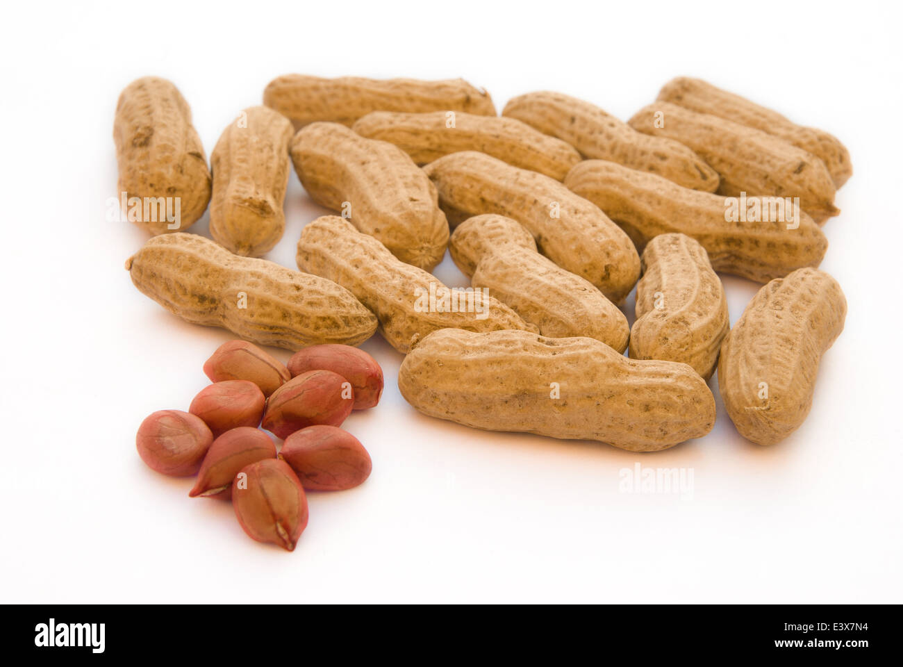 a heap of raw peanuts Stock Photo - Alamy