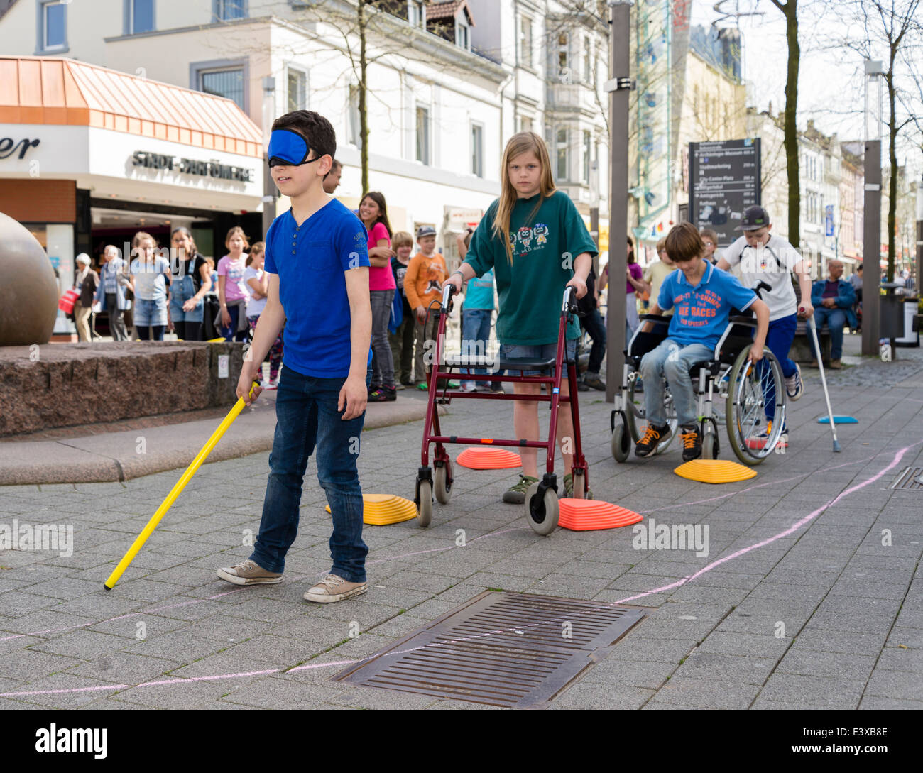 Primary school children check out in a self-experiment how it is like ...