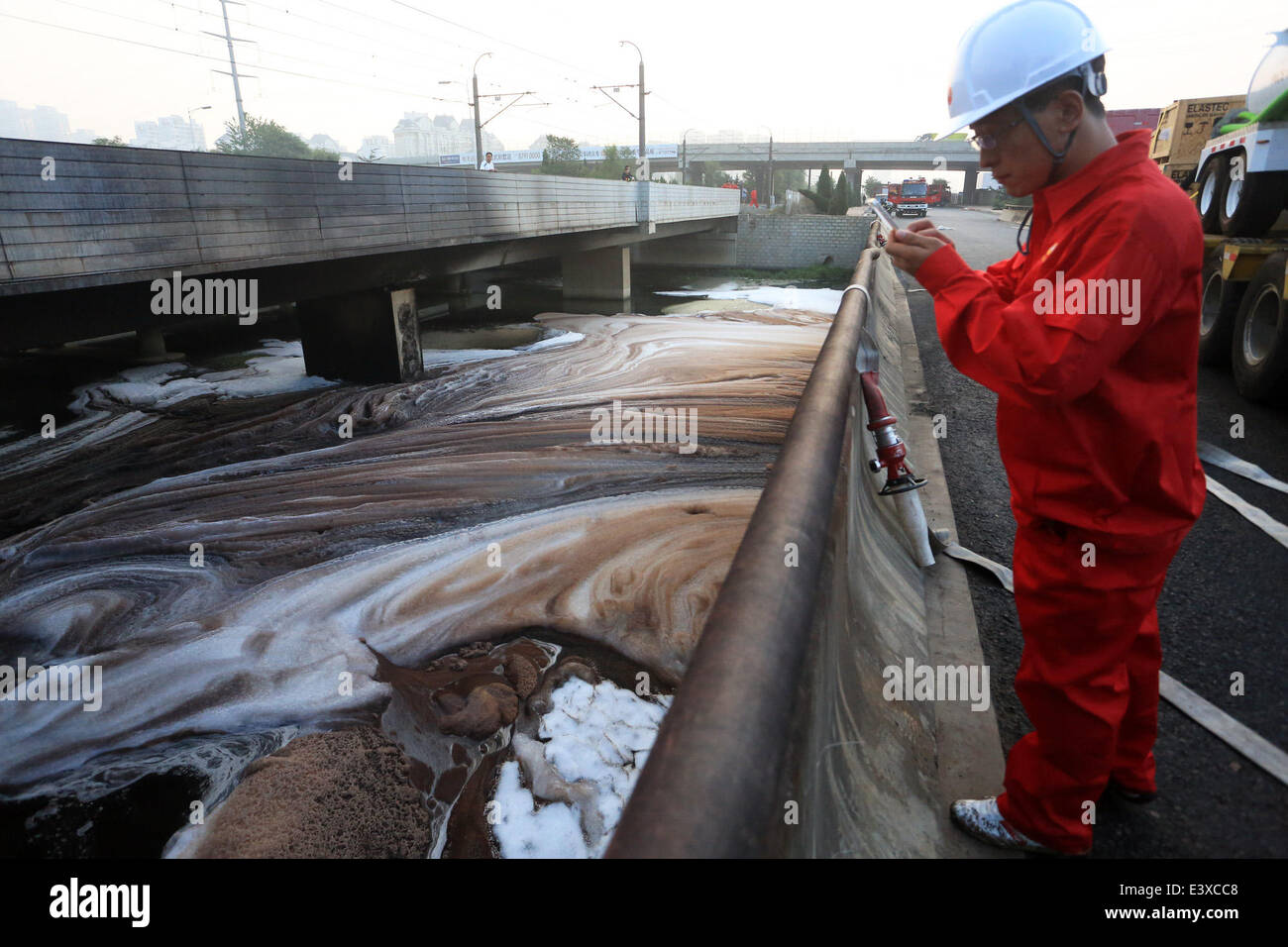 Oil spill operation hi-res stock photography and images - Alamy