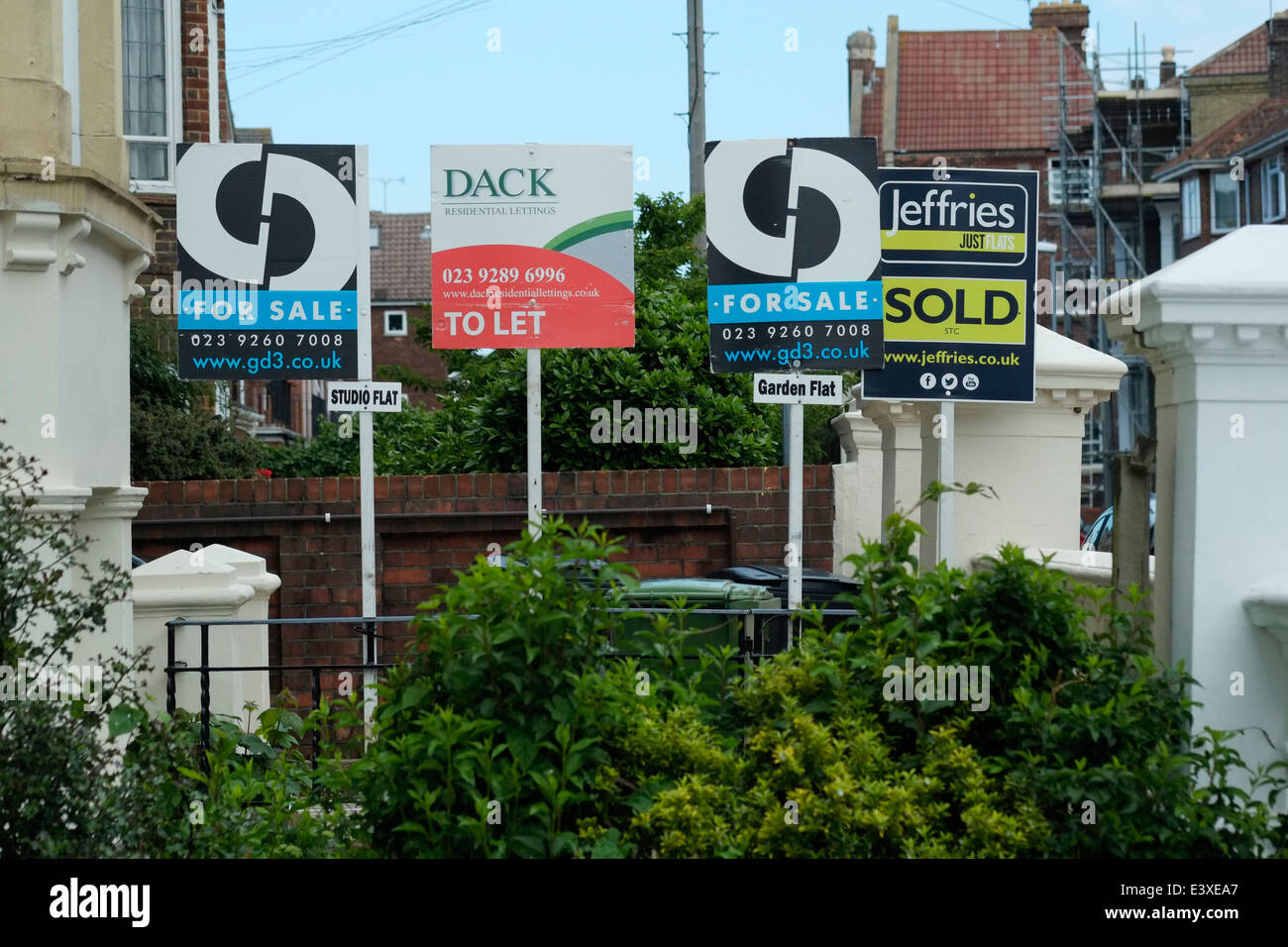 Estate agents boards hi-res stock photography and images - Alamy