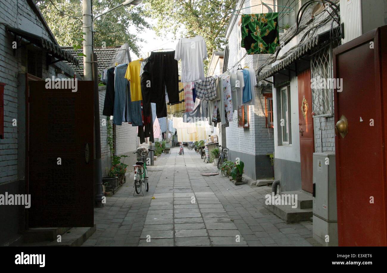 Laundry hanging from washing lines hi-res stock photography and images ...