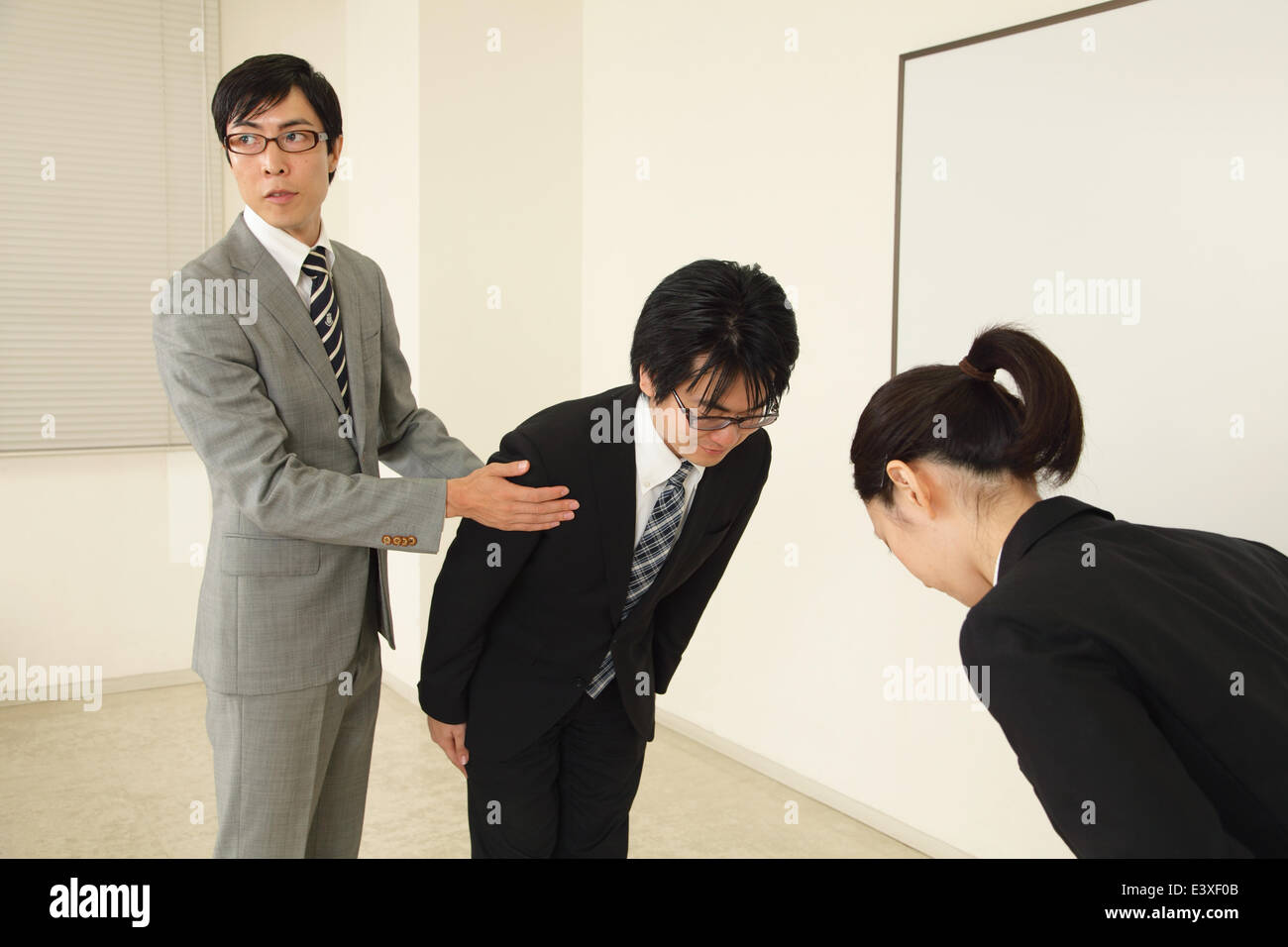Japanese people bowing hi-res stock photography and images - Alamy