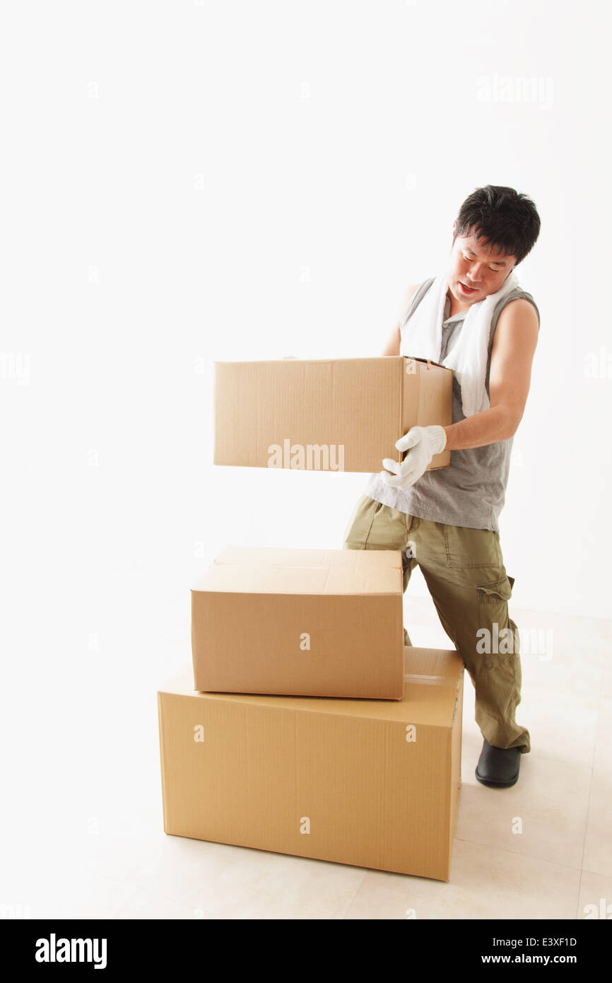 Man lifting moving boxes plant hi-res stock photography and images - Alamy