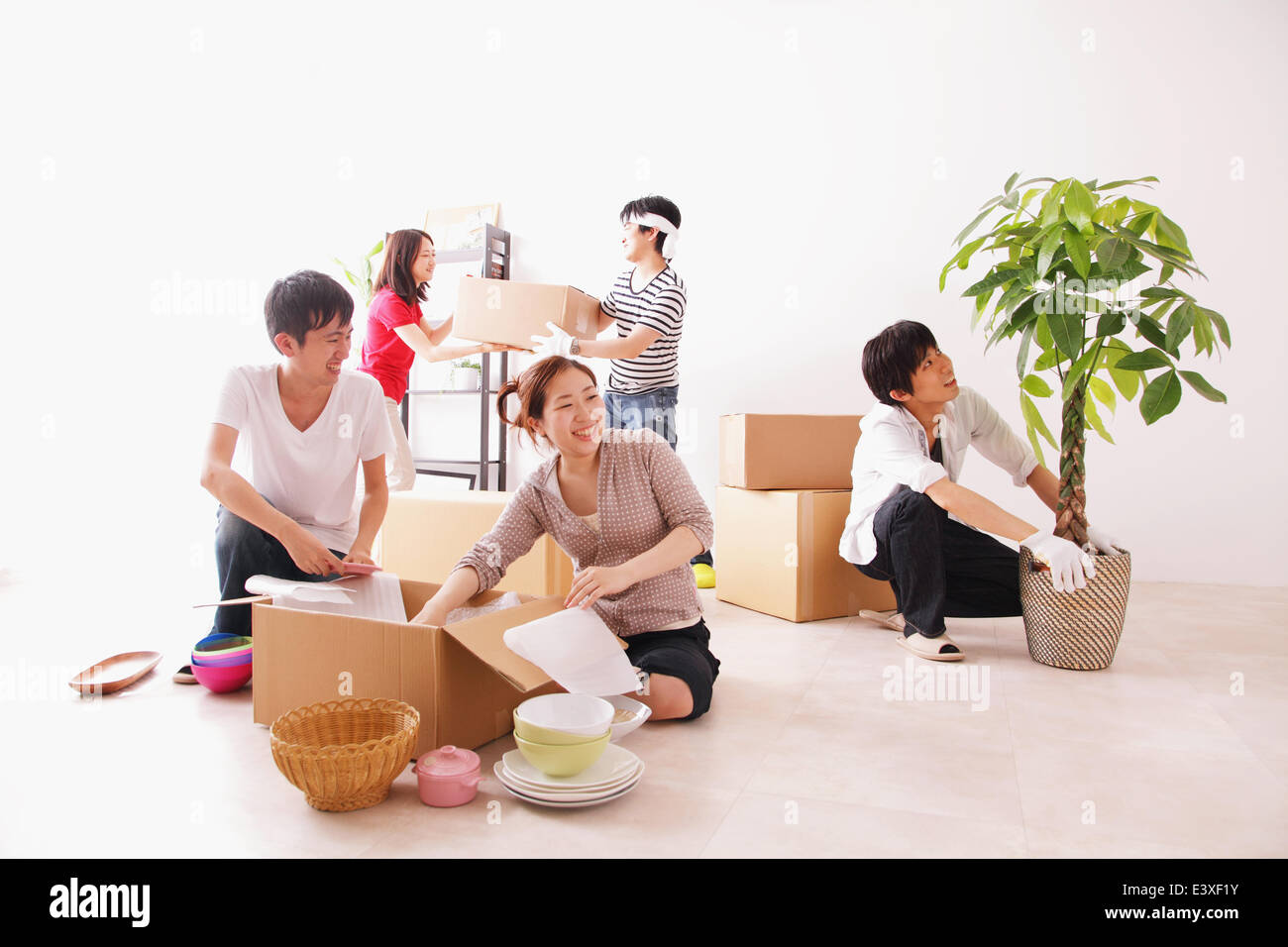 House boarding up woman hi-res stock photography and images - Alamy