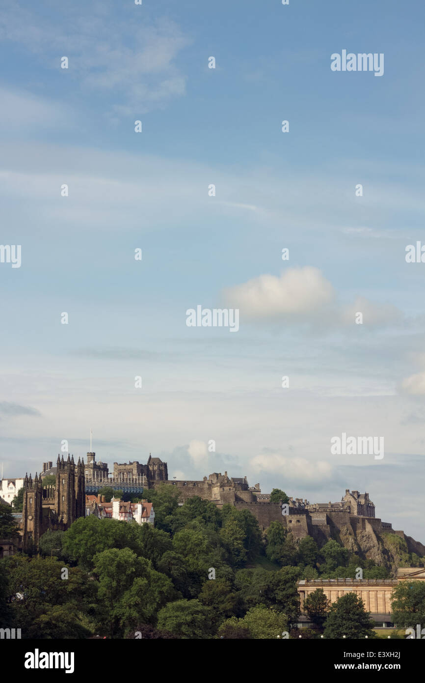 Blue sky over Edinburgh Castle, the Scottish National Gallery, old town ...