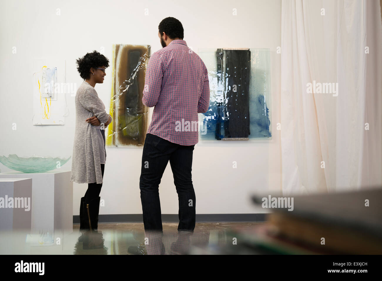 Admiring wall hi-res stock photography and images - Alamy