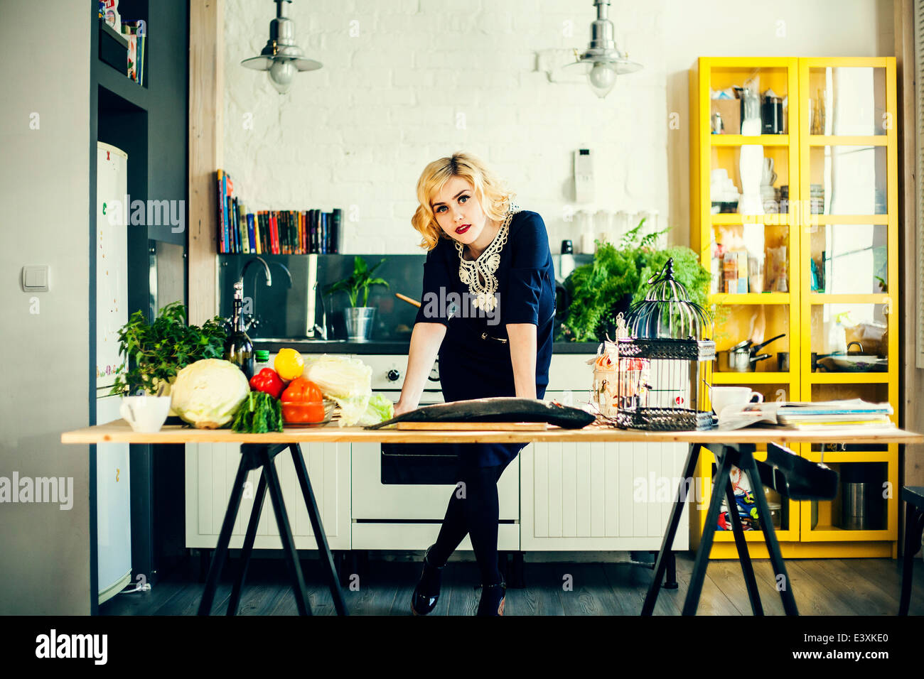 Legs woman kitchen hi-res stock photography and images - Alamy