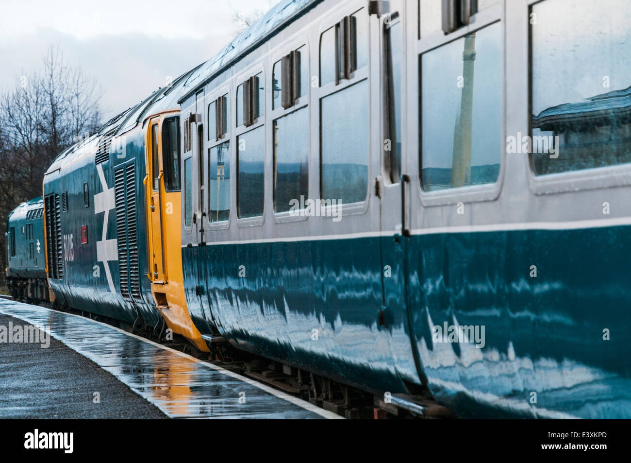 Class 50 loco 50015 Valiant waits to leave a rainy Rawtenstall station ...