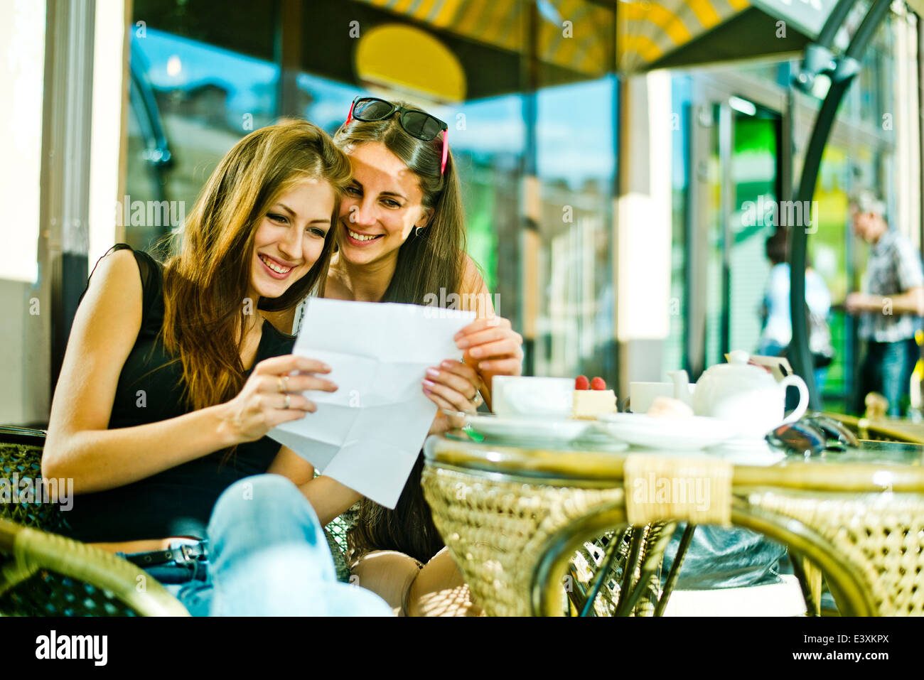 Two people reading map hi-res stock photography and images - Alamy