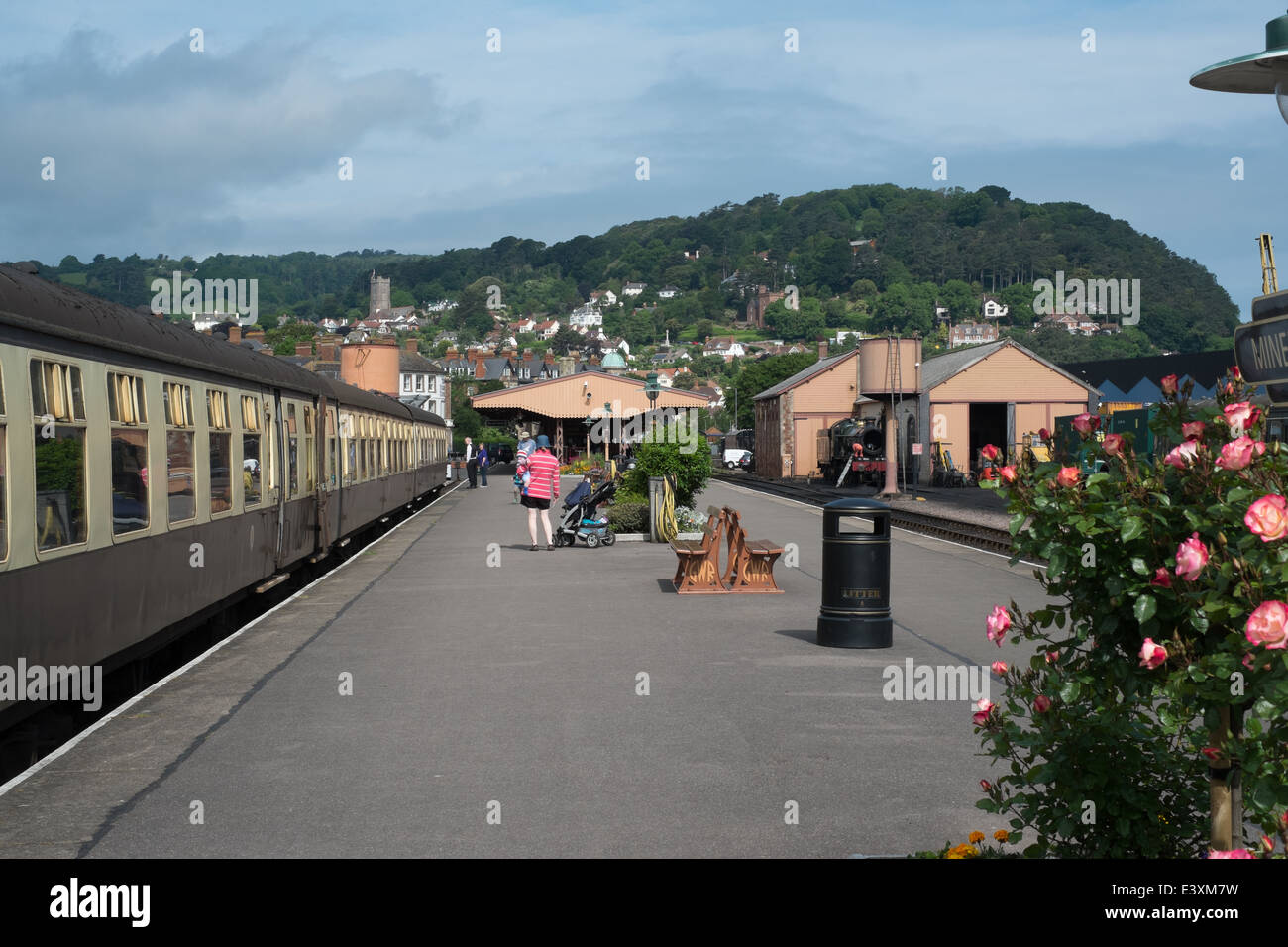 Platform and coaches at minehead station Stock Photo - Alamy