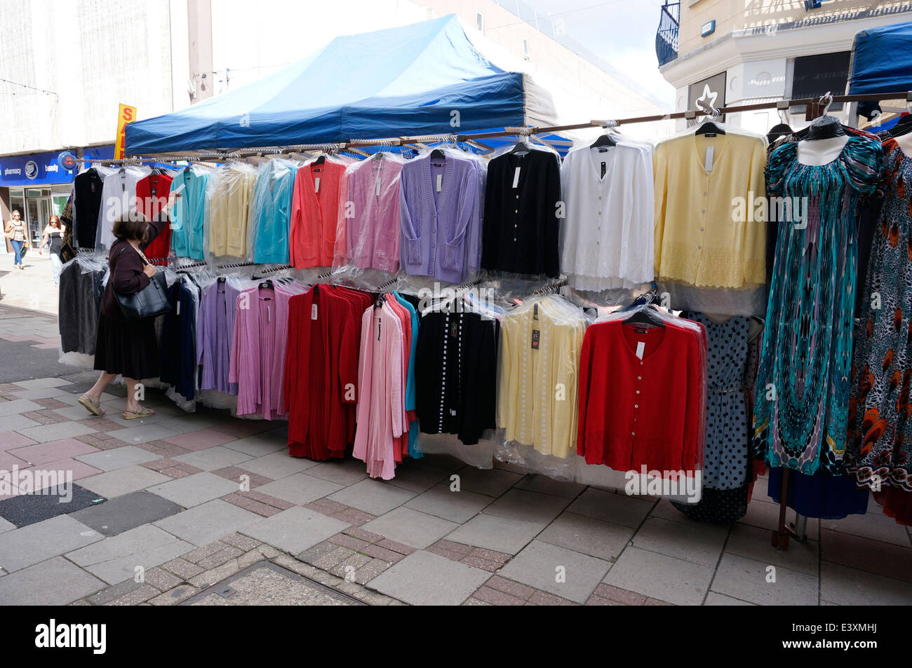 Clothes stall hi-res stock photography and images - Alamy