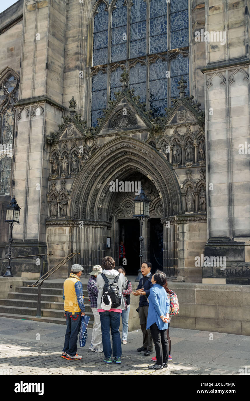 Chinese tourists and guide hi-res stock photography and images - Alamy