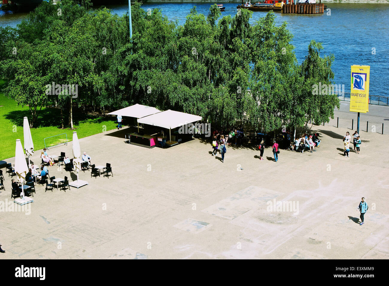 Tate Modern riverside alfresco cafe and public relaxation area Bankside ...