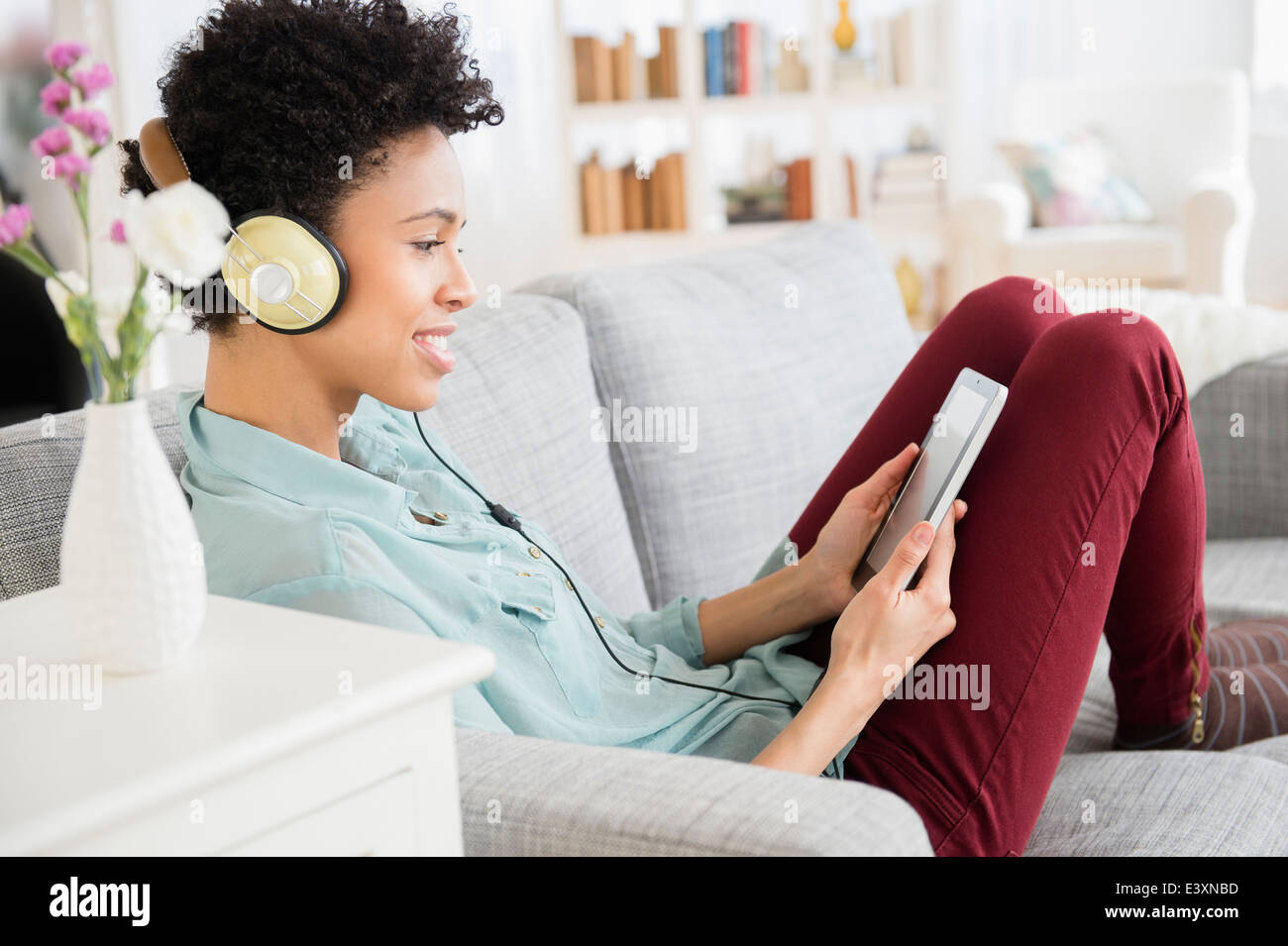 Black woman on sofa reading book hi-res stock photography and images ...