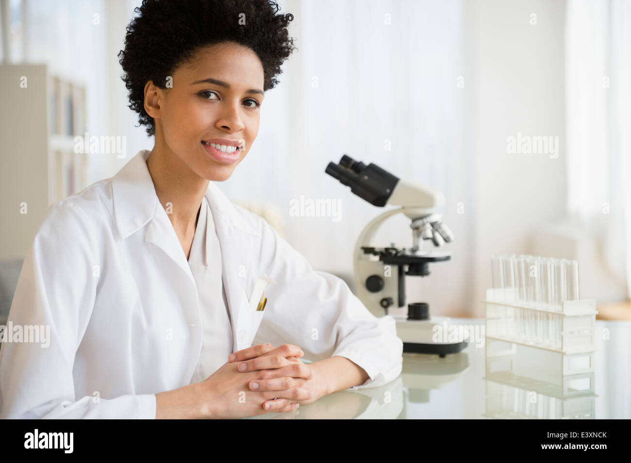 Woman with black lab hi-res stock photography and images - Alamy