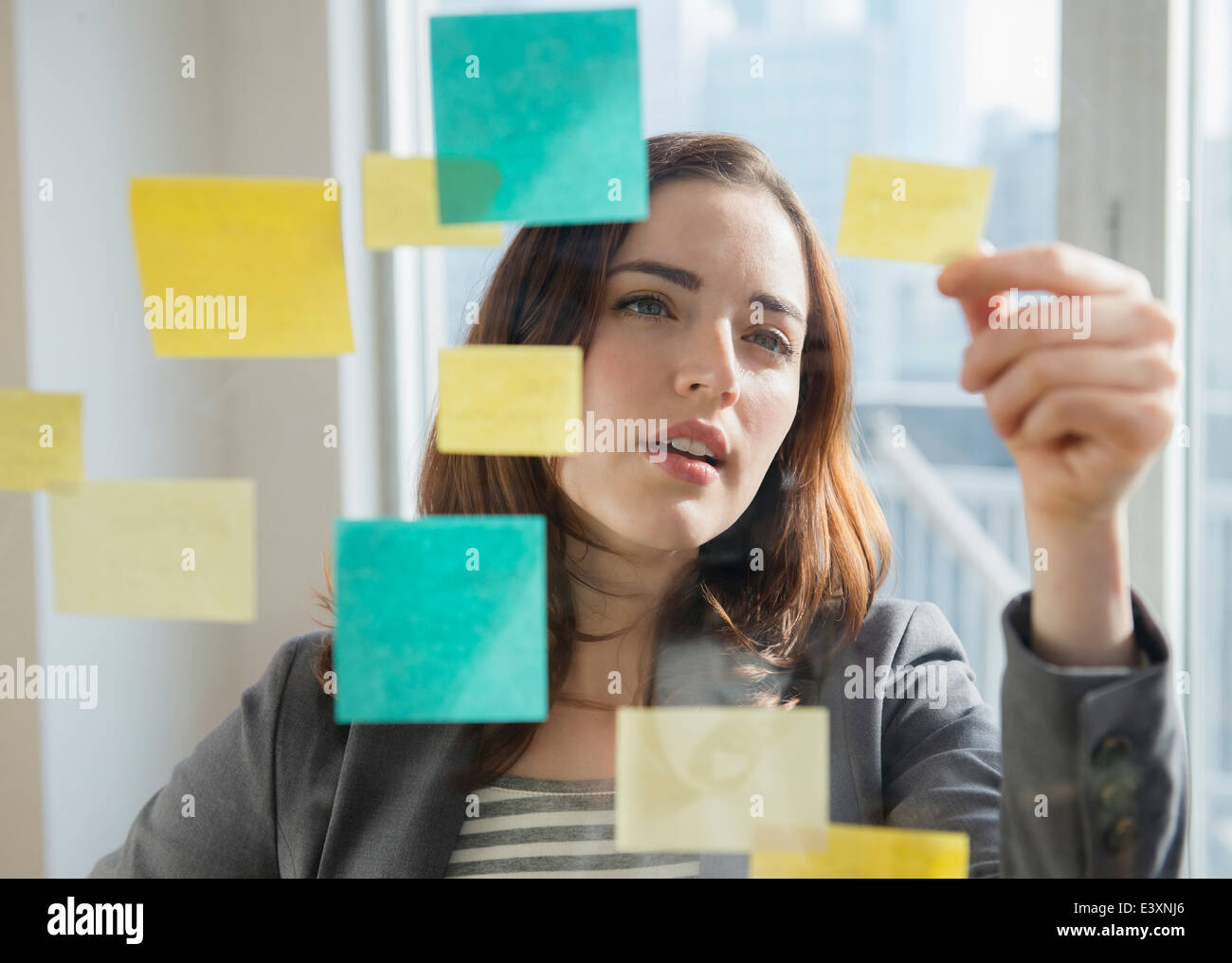 Woman sticky notes glass hi-res stock photography and images - Alamy