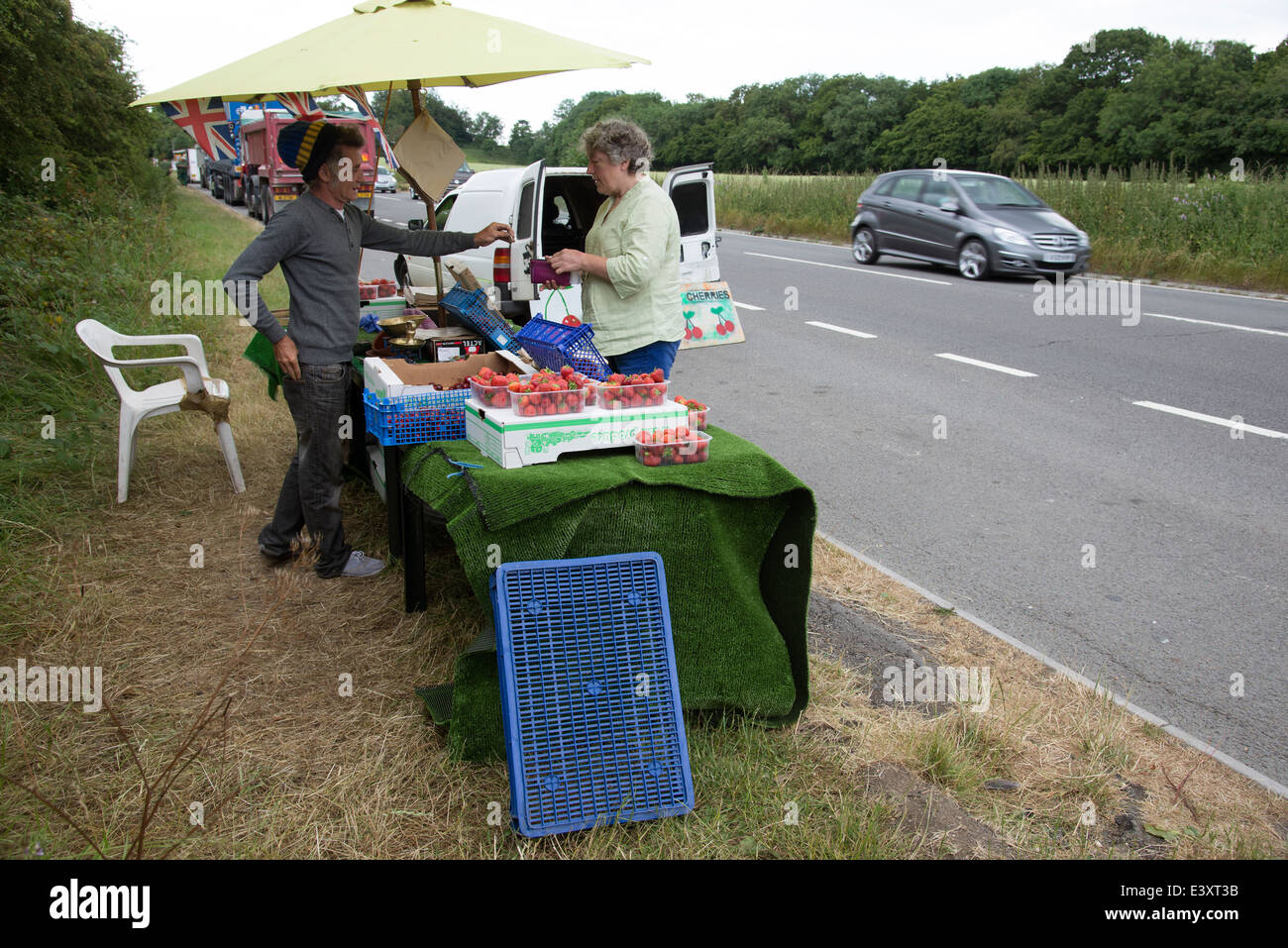 Woman selling fruit roadside stall hi-res stock photography and images ...
