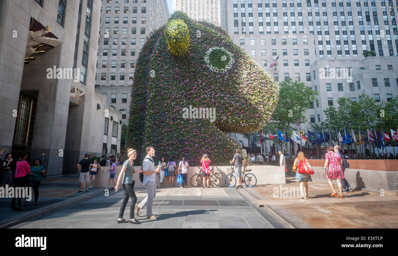 Visitors observe Jeff Koons' sculpture "Split-Rocker" unveiled in ...