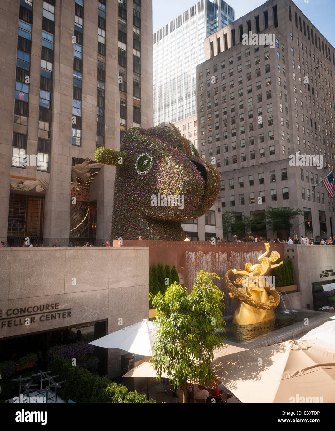 Visitors observe Jeff Koons' sculpture "Split-Rocker" unveiled in ...