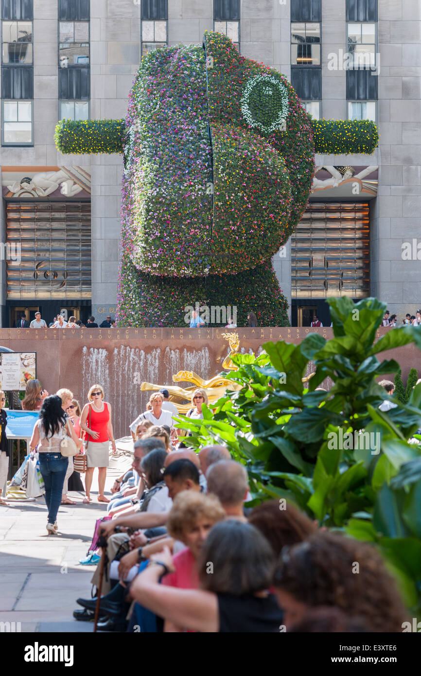 Visitors observe Jeff Koons' sculpture "Split-Rocker" unveiled in ...