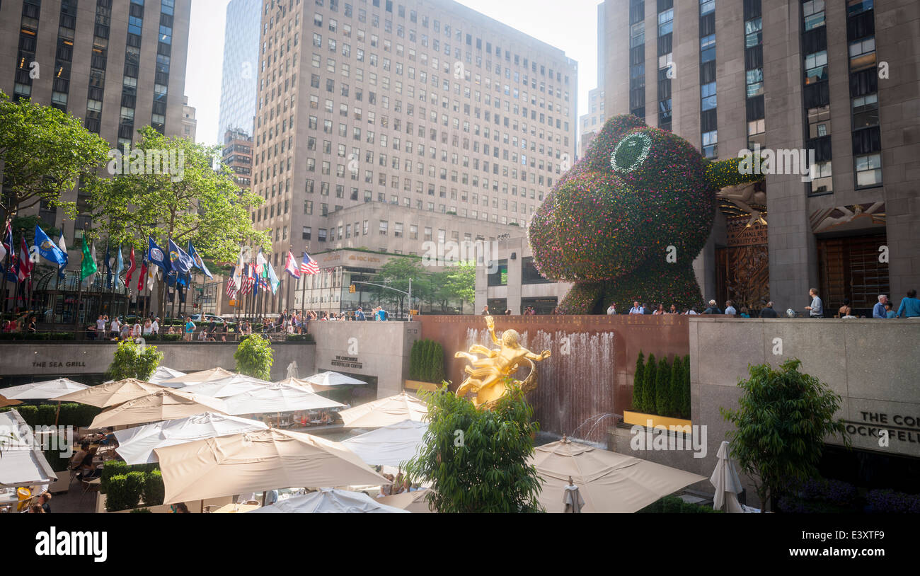 Visitors observe Jeff Koons' sculpture "Split-Rocker" unveiled in ...
