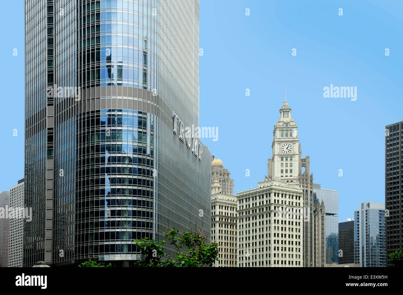Donald trump tower chicago sign hi-res stock photography and images - Alamy