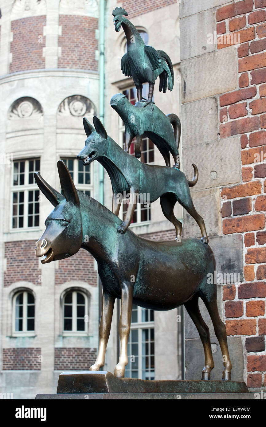 The Musicians of Bremen fairy tale statue closeup Stock Photo - Alamy