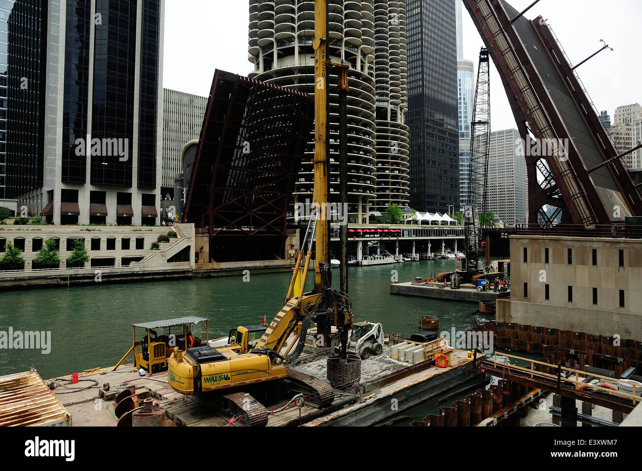 Barge at Chicago's Dearborn Street bridge making repairs and upgrades ...
