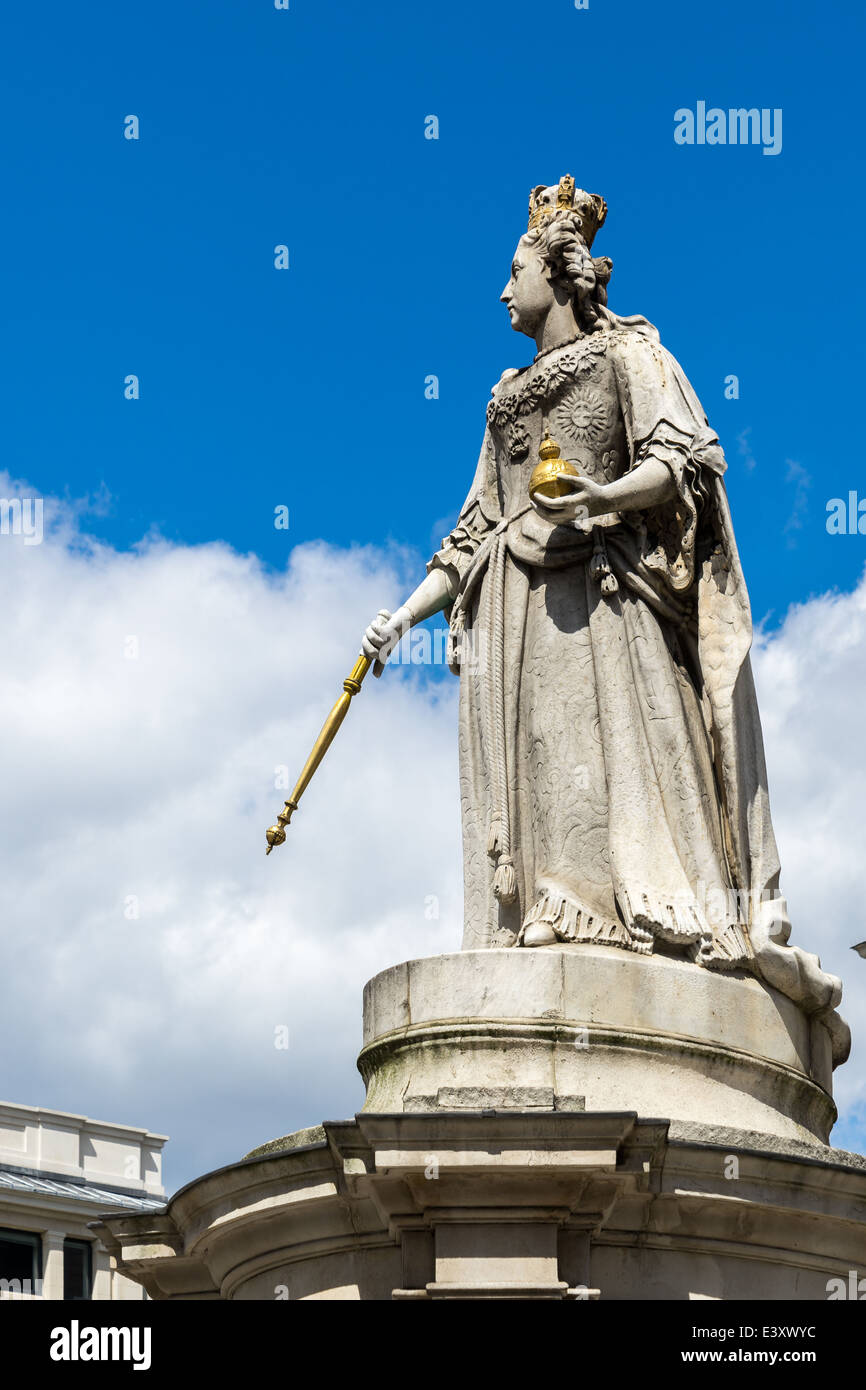 Statue outside st pauls cathedral hi-res stock photography and images ...