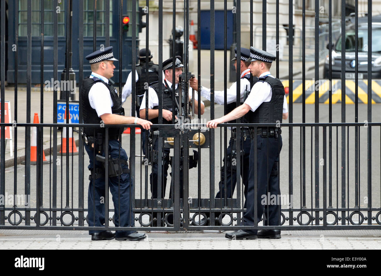 London, England, UK. Armed Police at the gates of Downing Street Stock ...