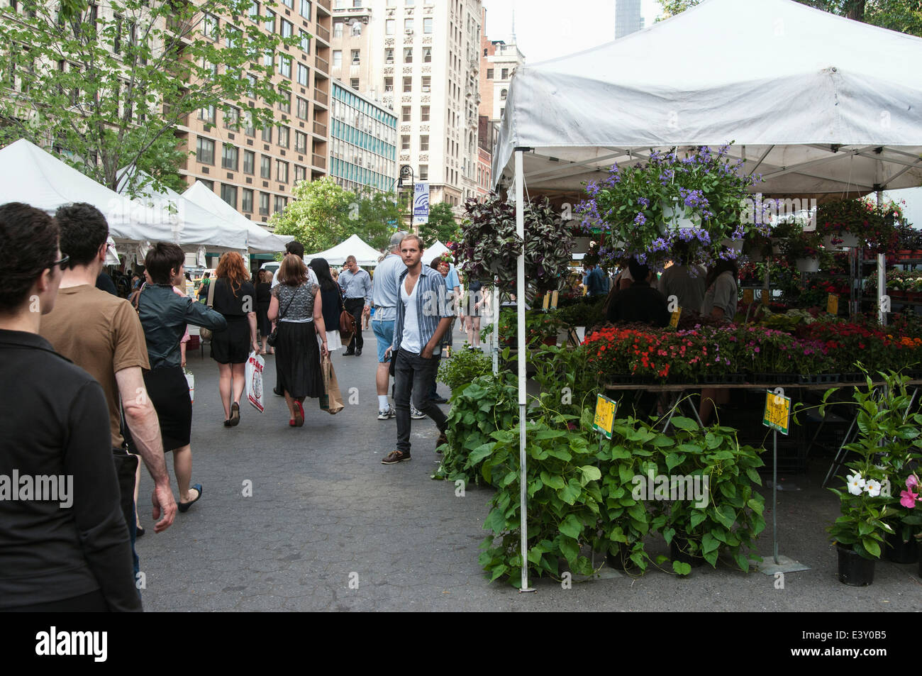 Walking union square hi-res stock photography and images - Alamy