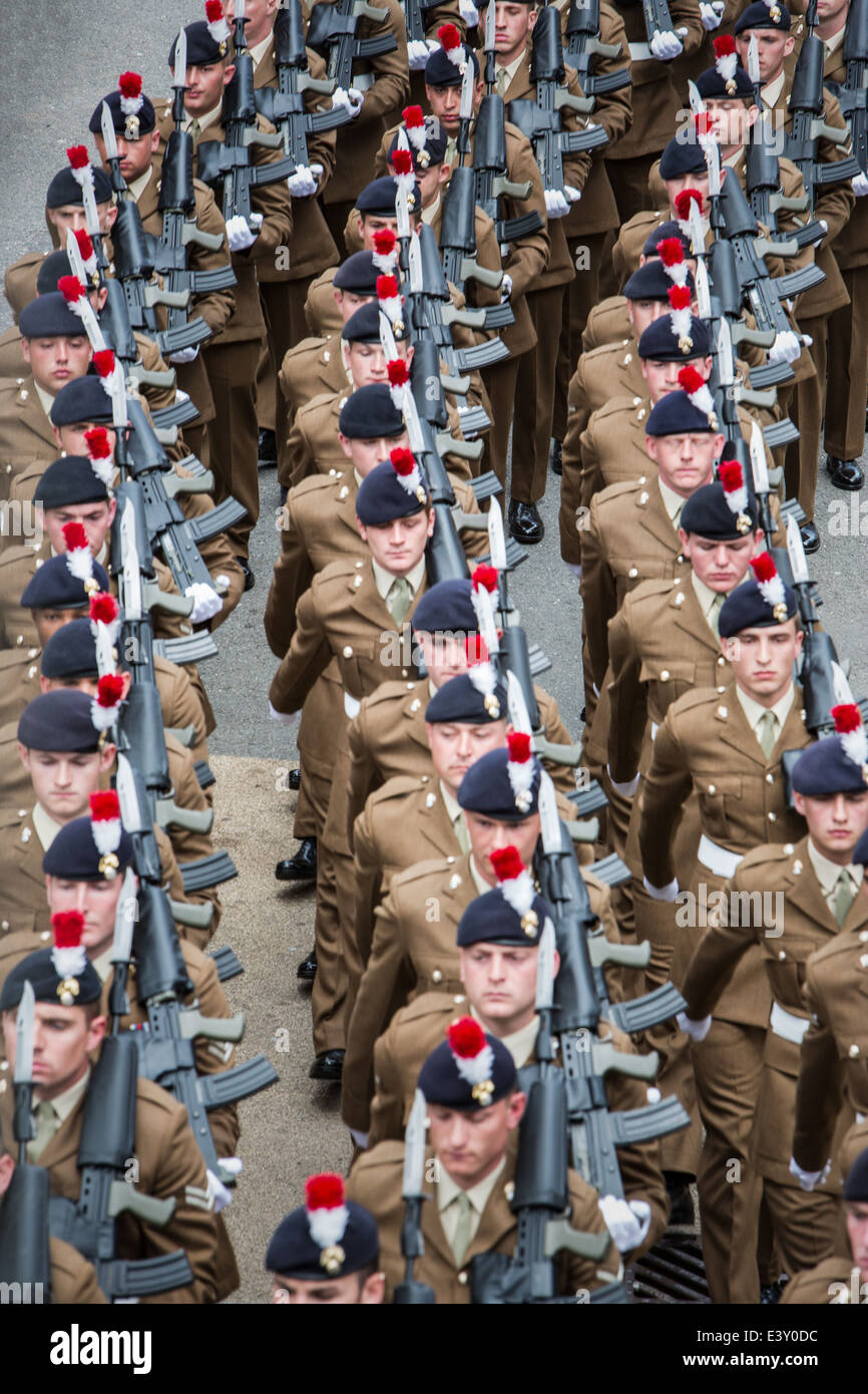 Royal Regiment of Fusiliers, marching through Warwick Stock Photo - Alamy