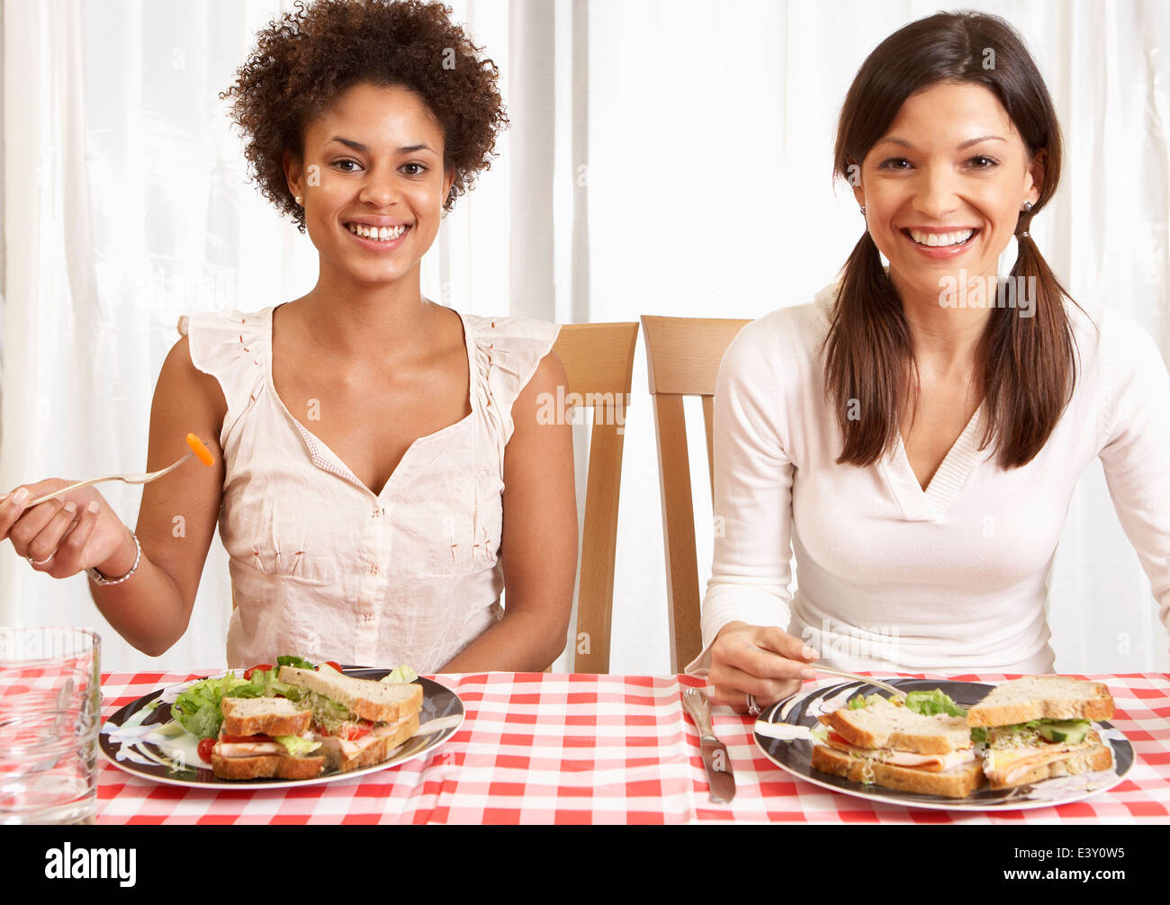 Women eating dinner together Stock Photo - Alamy