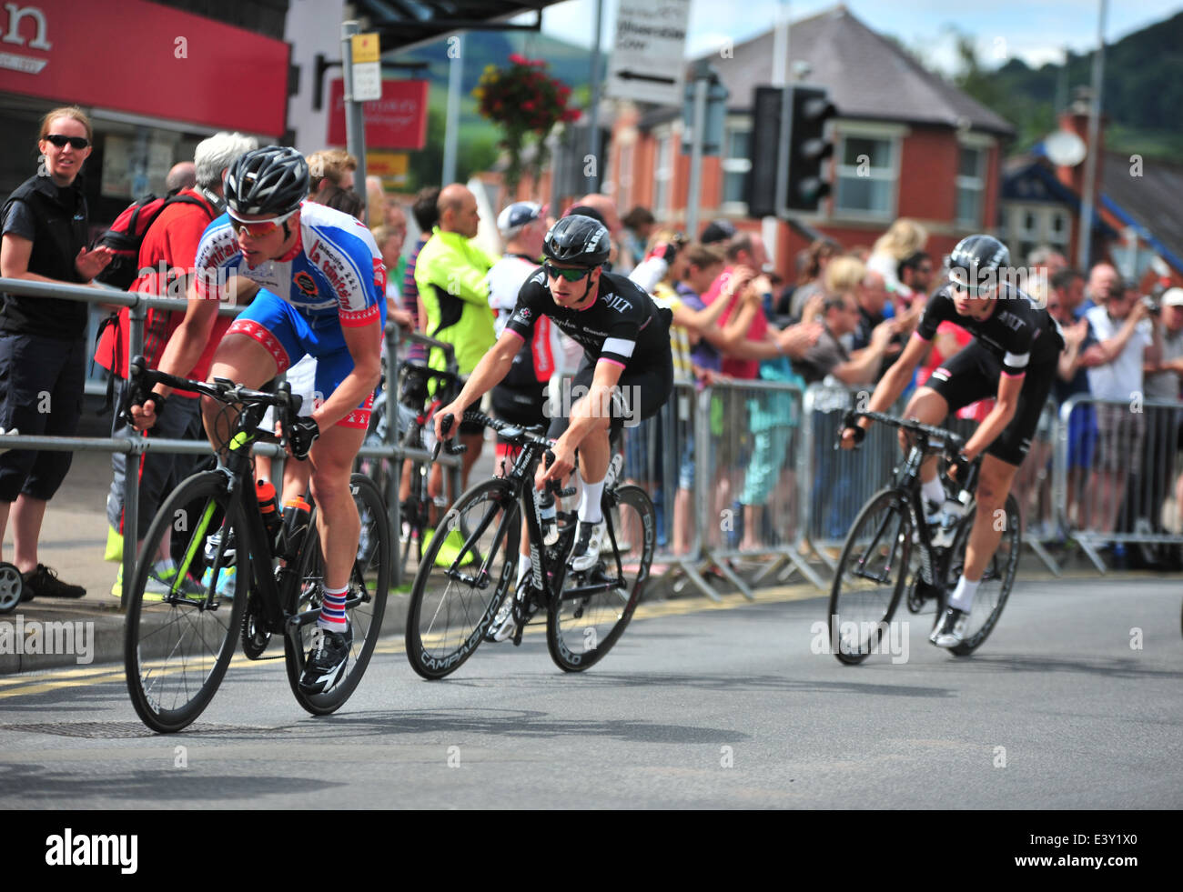 Racing cyclists hi-res stock photography and images - Alamy