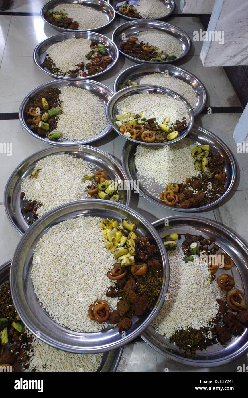 Dhaka, Bangladesh. 1st July, 2014. Bangladeshi Muslim devotees ...