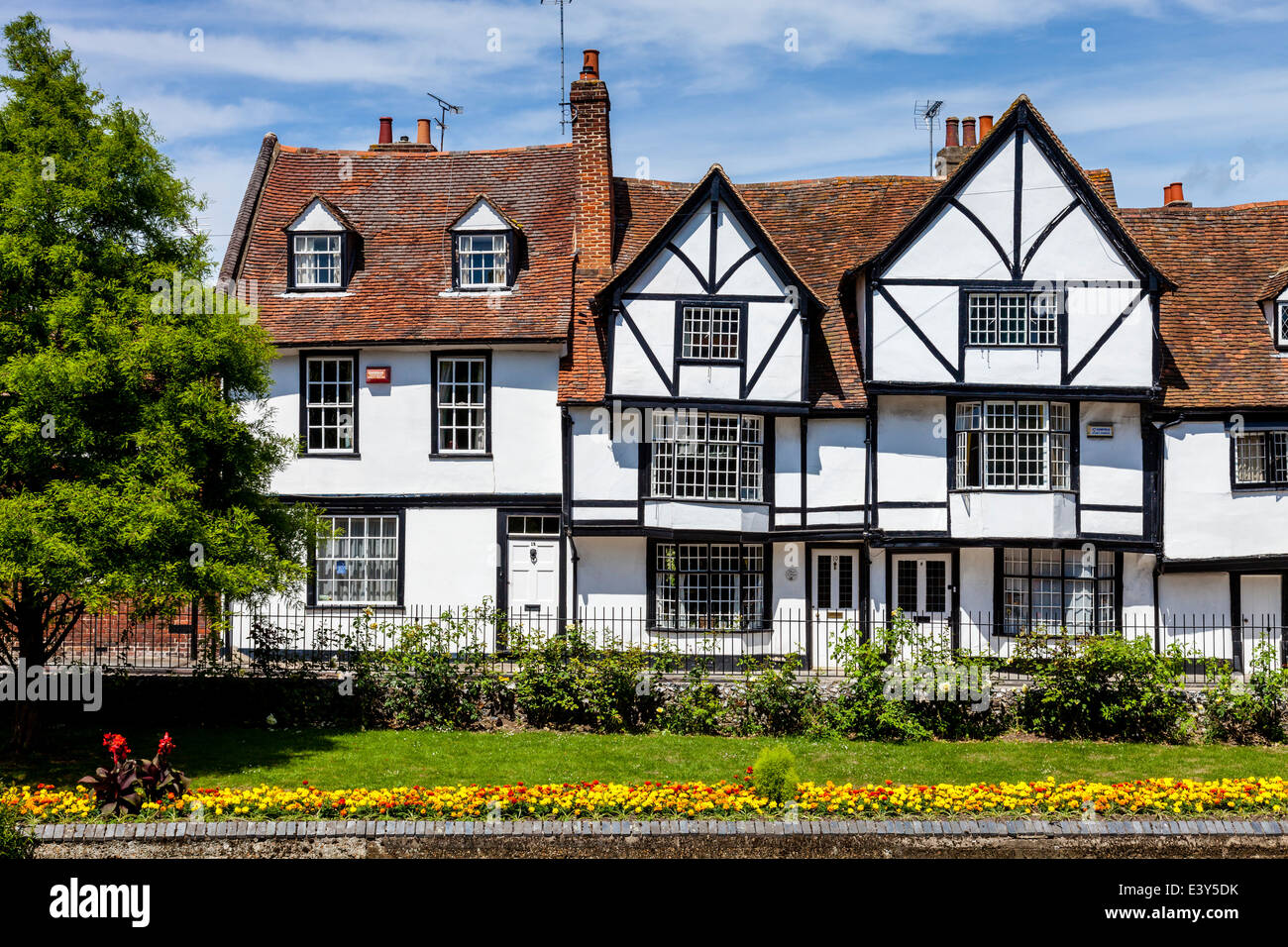 Attractive riverside properties hi-res stock photography and images - Alamy