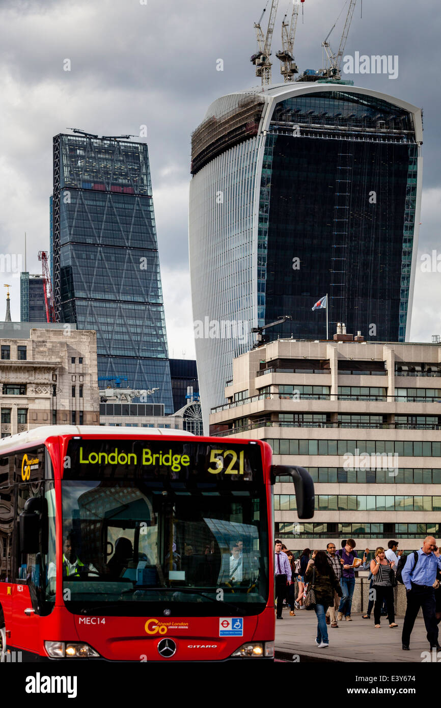 Bus crossing london bridge hi-res stock photography and images - Alamy