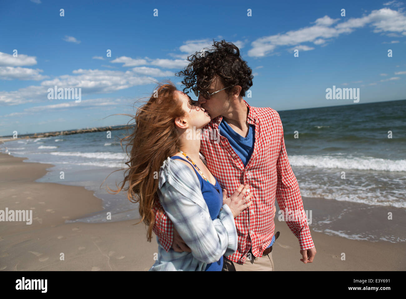 Romantic couple kissing on beach Stock Photo - Alamy