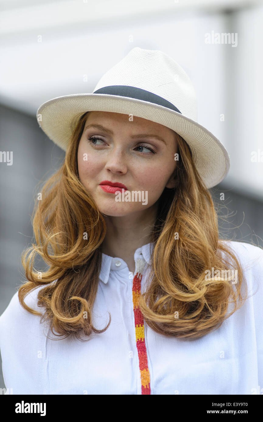 London, UK, 19/05/2014 : 2014 RHS Chelsea Flower Show. Lilly Cole poses ...