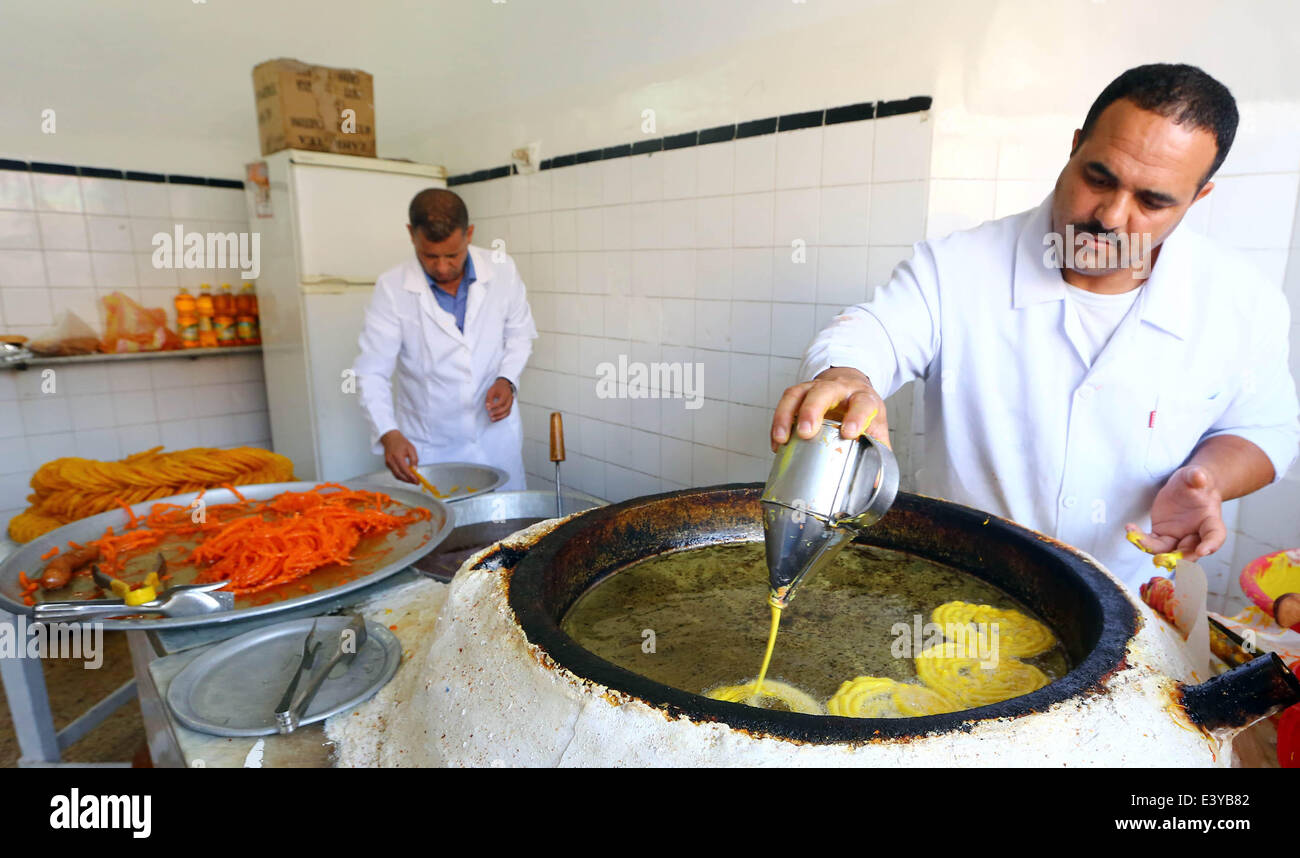 (140701) -- TRIPOLI, July 1, 2014(Xinhua) -- Cooks make a traditional ...