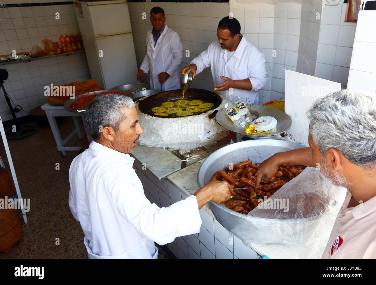(140701) -- TRIPOLI, July 1, 2014(Xinhua) -- Cooks make a traditional ...