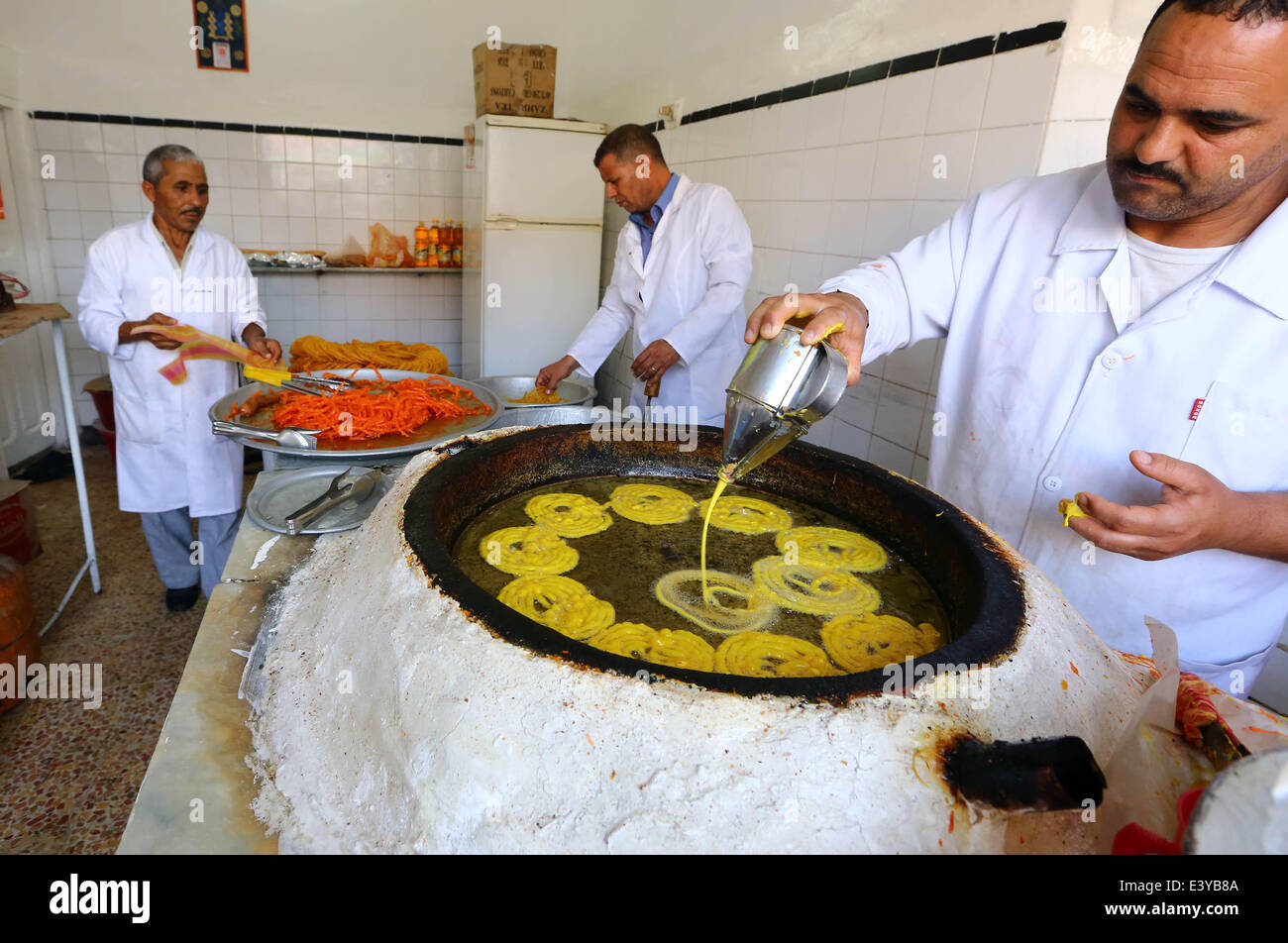 (140701) -- TRIPOLI, July 1, 2014(Xinhua) -- Cooks make a traditional ...