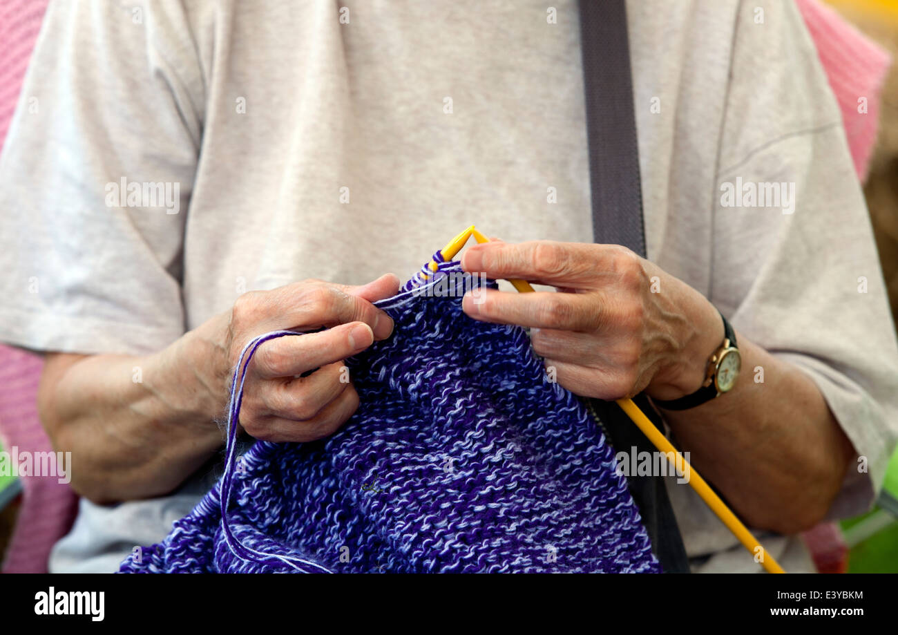 Close up knitting woman hi-res stock photography and images - Alamy