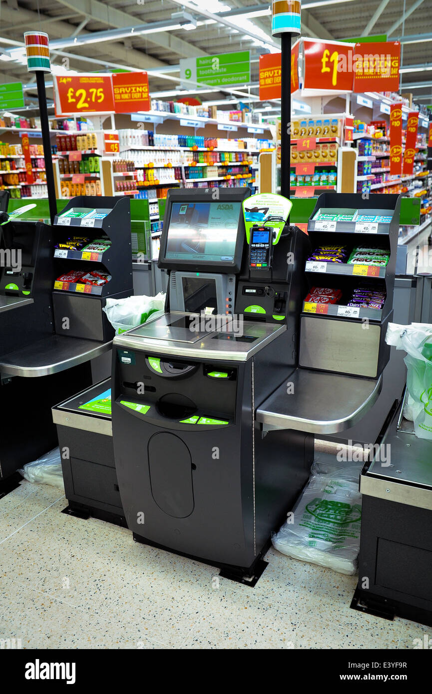 Self checkout hi-res stock photography and images - Alamy
