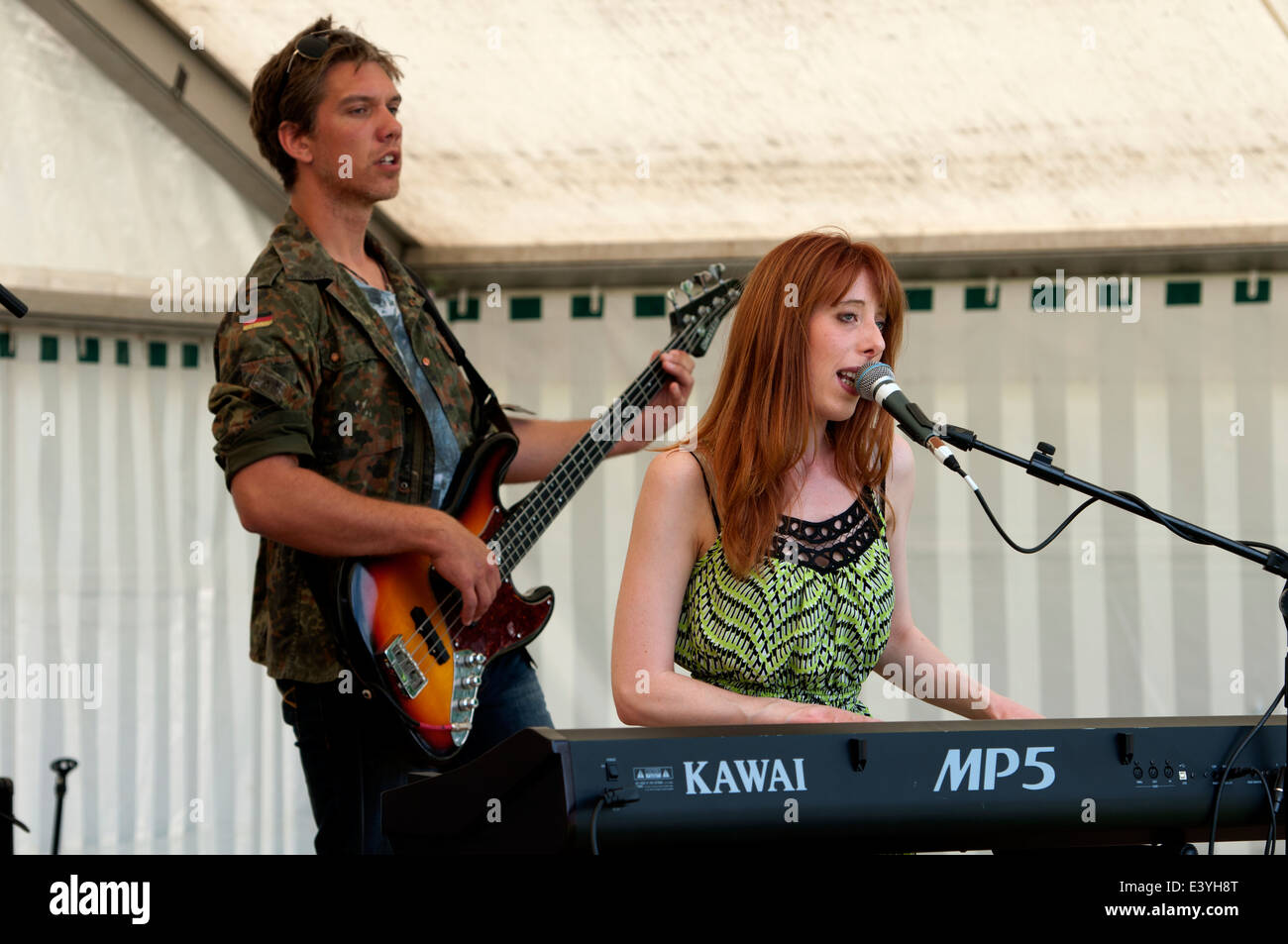 Singer bass player british band hi-res stock photography and images - Alamy