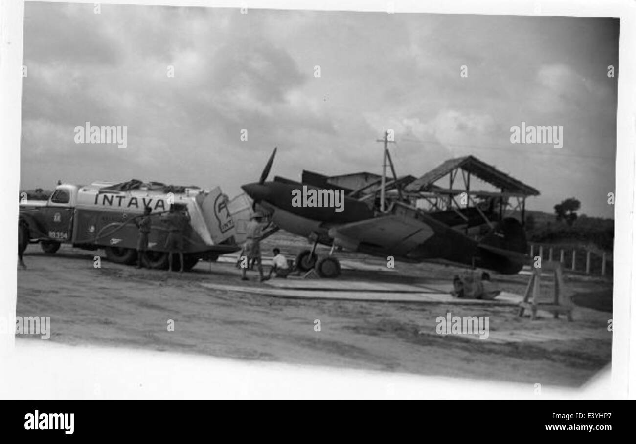 World war 2 refueling Black and White Stock Photos & Images - Alamy