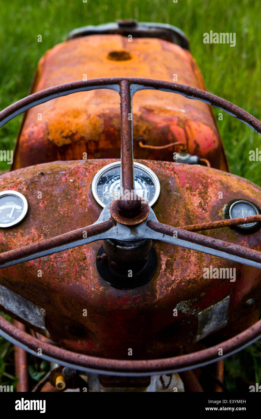 Rusting old tractor Stock Photo - Alamy